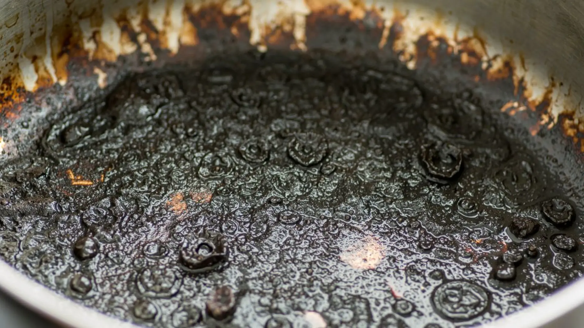 Cómo puedo limpiar una olla quemada por dentro de manera efectiva